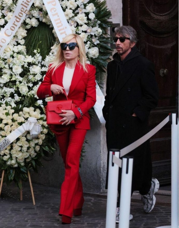 Donatella Versace, 70, Stuns in Red at Rival Valentino’s Funeral: Fans ...